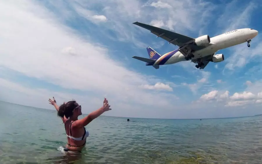 Thailand, Mao-Khai Beach fuq Phuket Island: Il-projbizzjoni tieħu ritratti ta 'ajruplani li tmur l-art