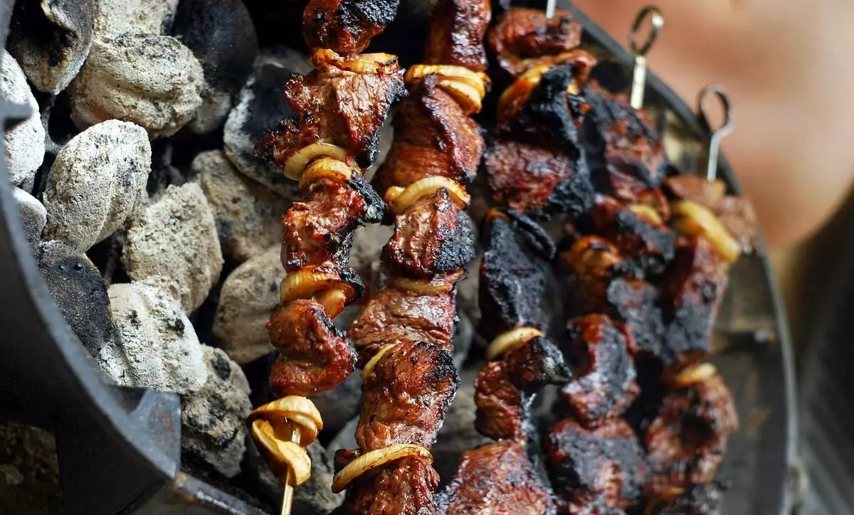 Wie man Kebabs auf dem Mangale braten