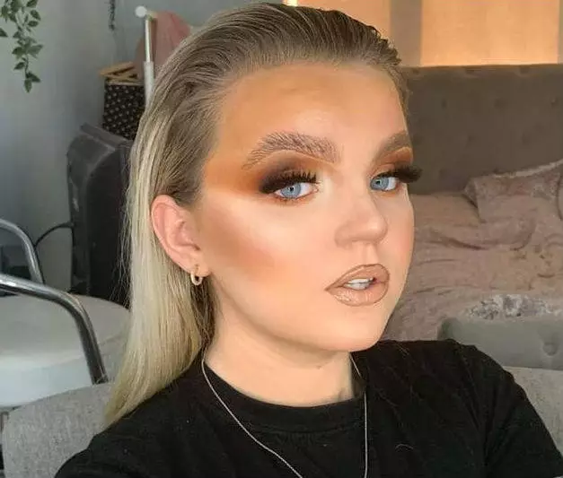 Foto de maquillaje malo