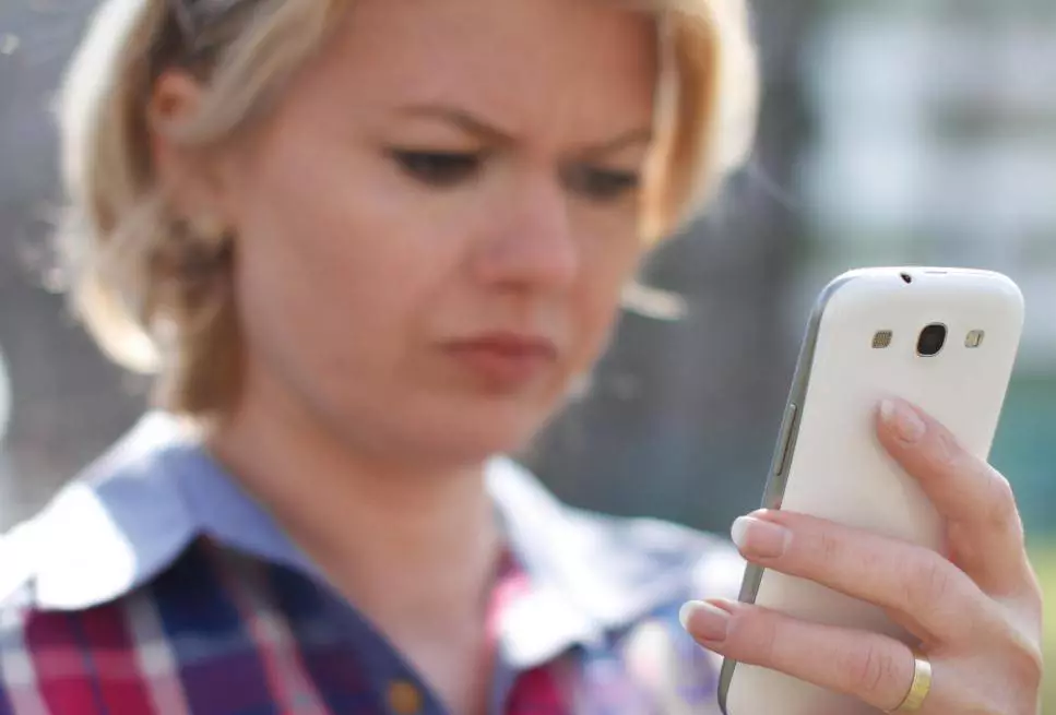 Meedchen kuckt an den Telefon