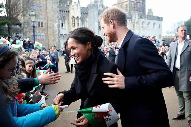 Megan Markle Leave Autograph