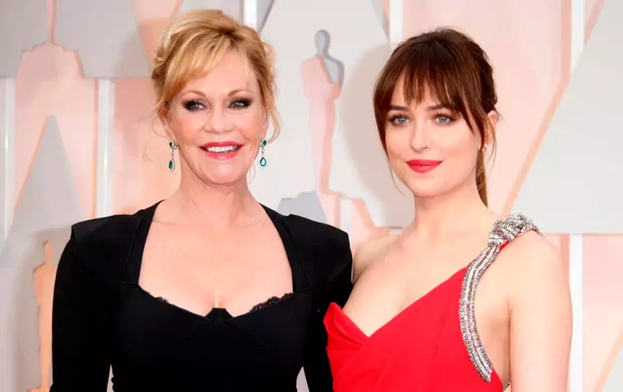 Dakota Johnson kasama si Mom.