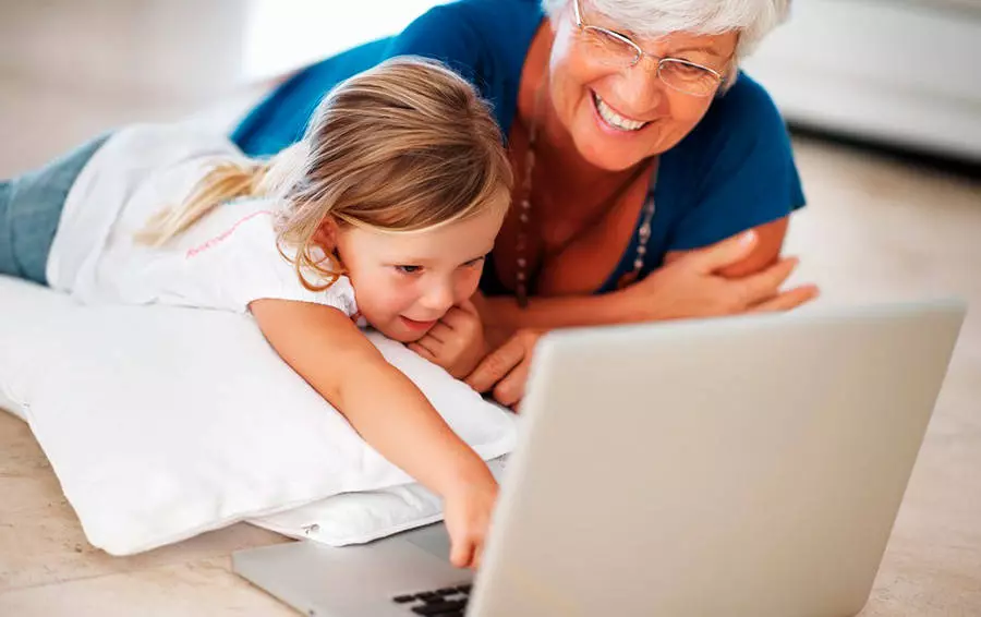 Grand-mère avec petite-fille