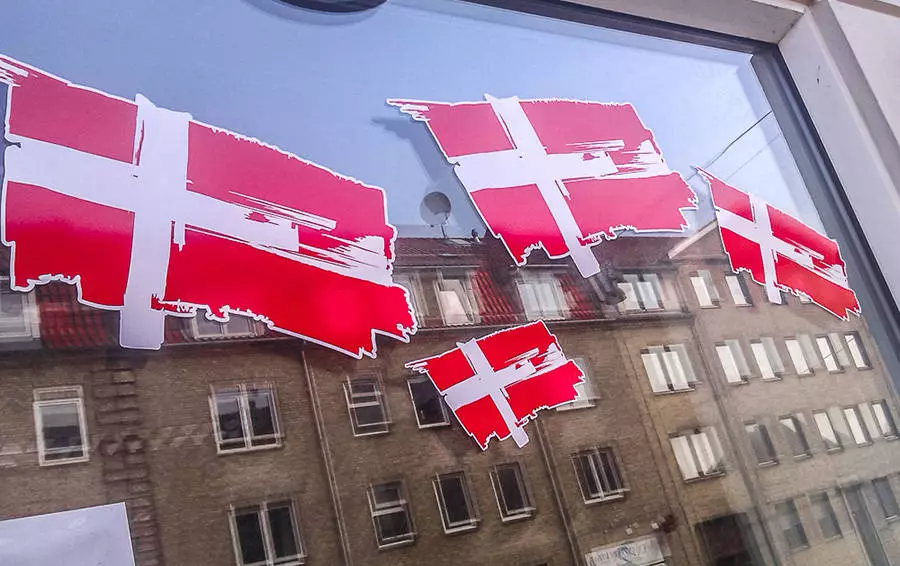 Denmark bendera katika dirisha.