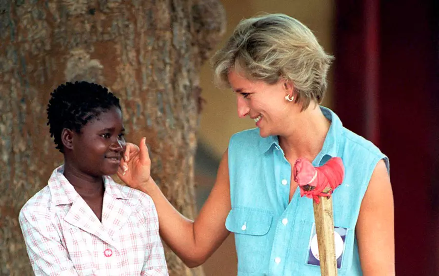 9 gefallen as de prinsesse Diana strikt it keninklik protokol skreaude