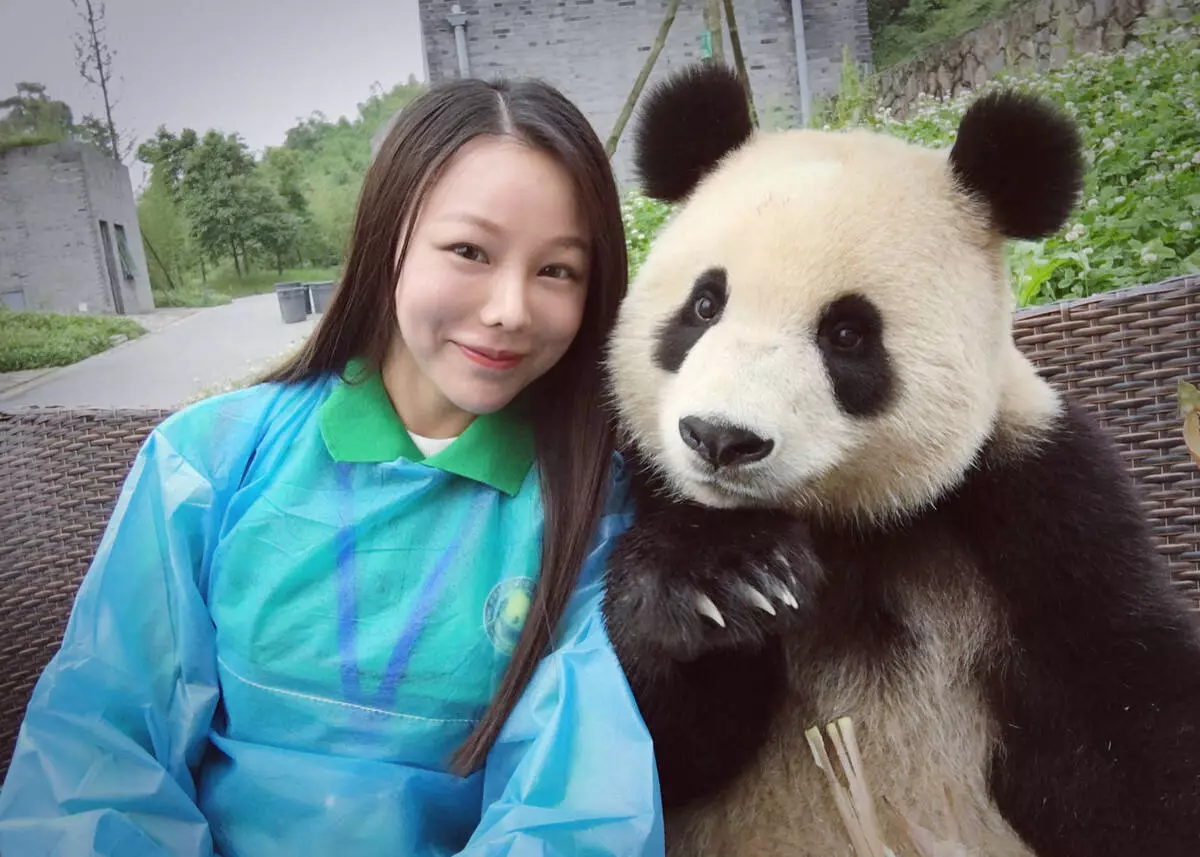 ຮູບພາບ - panda ຍັກໃຫຍ່ເຮັດໃຫ້ selfie selfie ຂອງເດັກຍິງຫຼາຍຄົນ