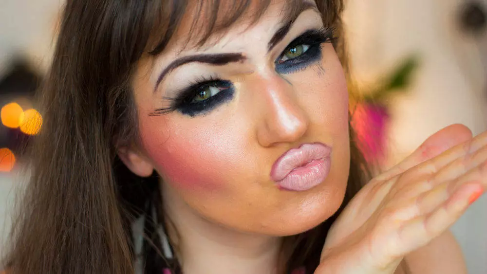 19 photos of girls who thought they had excellent makeup