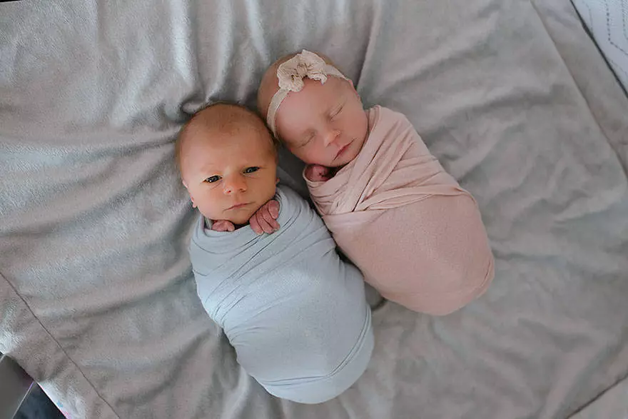 Photo - Mom managed to make a touching photo session of the twins before one did not become