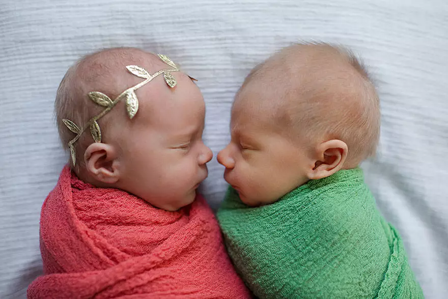 Photo 4 - Mom managed to make a touching photo session of twins before one did not become