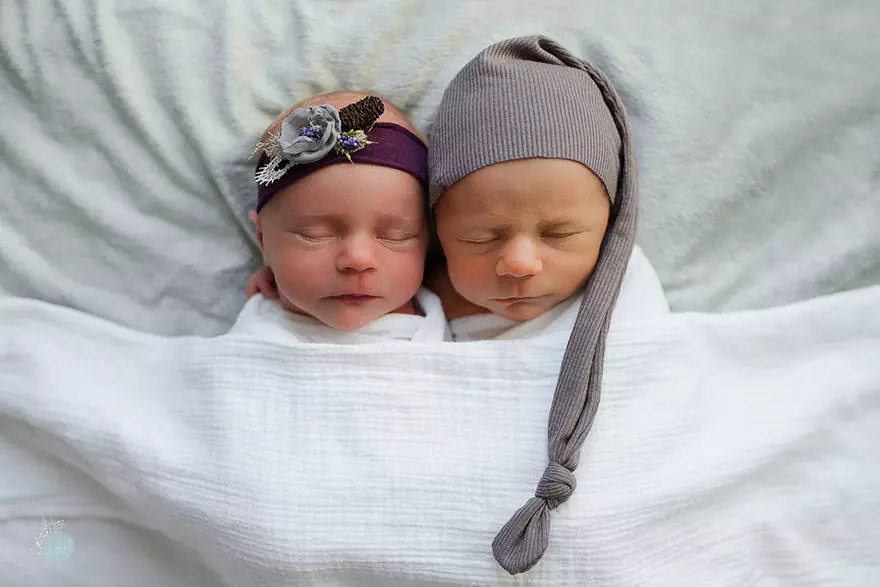 Photo 6 - Mom managed to make a touching photo session of the twins before one did not become