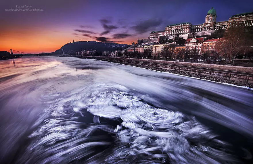 Pandangan Rare dari Danube beku di Budapest