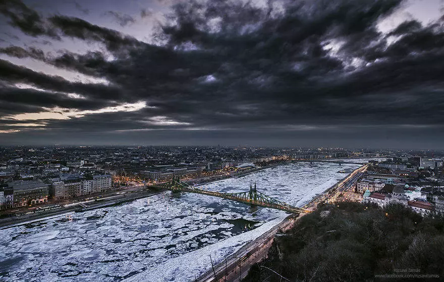 Llun 4 - Golygfa brin o'r Danube Frozen yn Budapest