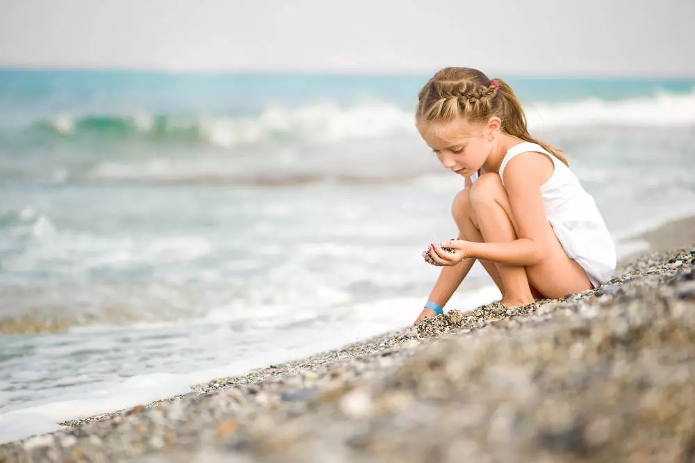 Meisie bestudeer die strand