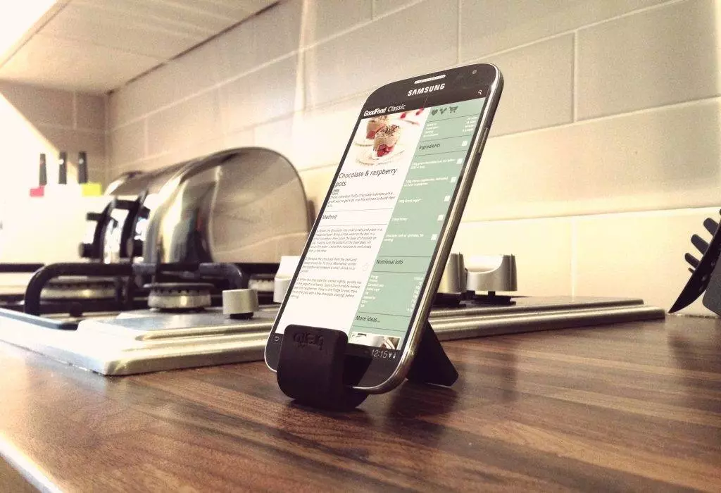 Assistente de smartphone na cozinha