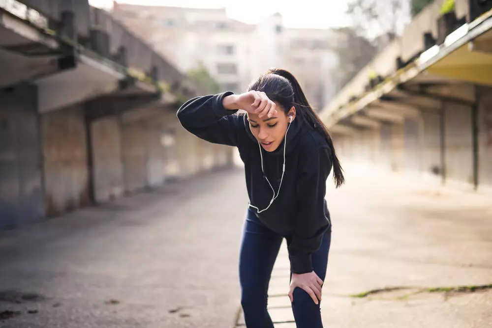 Meisje verstikt tijdens het hardlopen