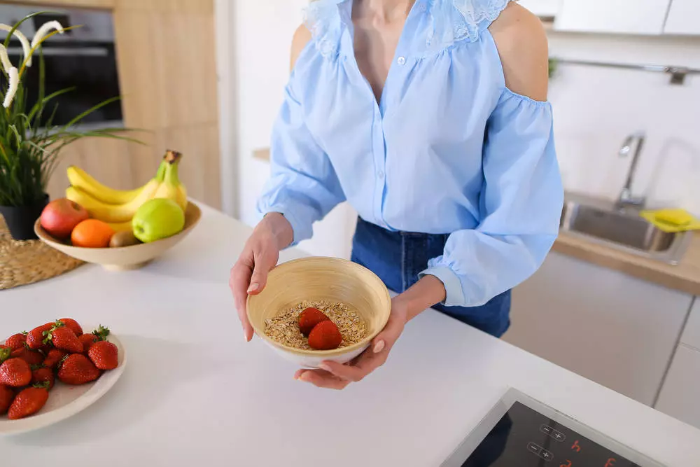 אישה מבושת מזון