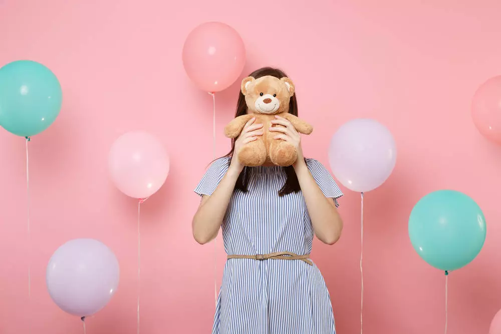 Gadis dengan beruang teddy