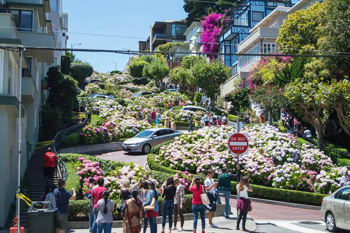 Buques baixo as rúas de San Francisco