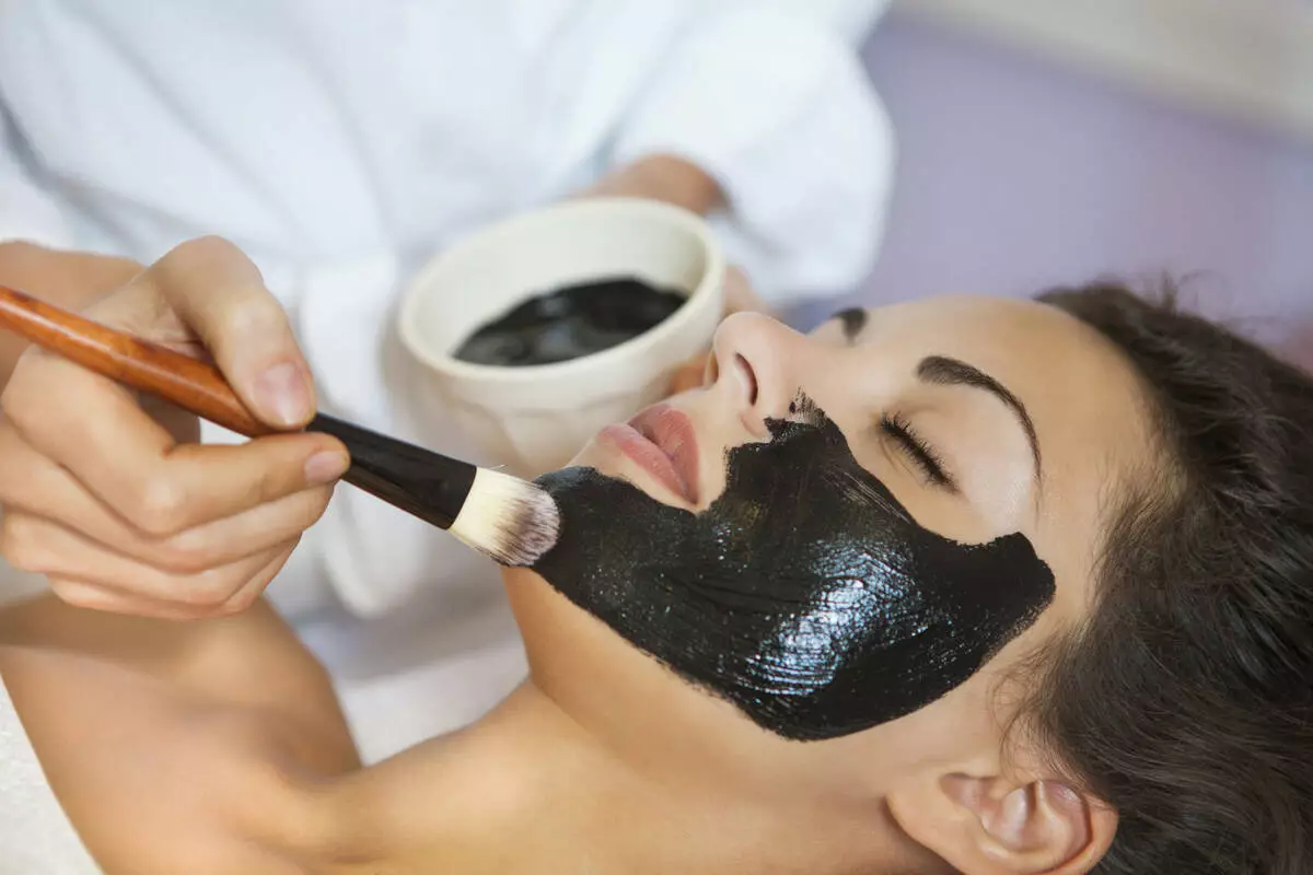 Activated coal mask: We care about the beauty of the face