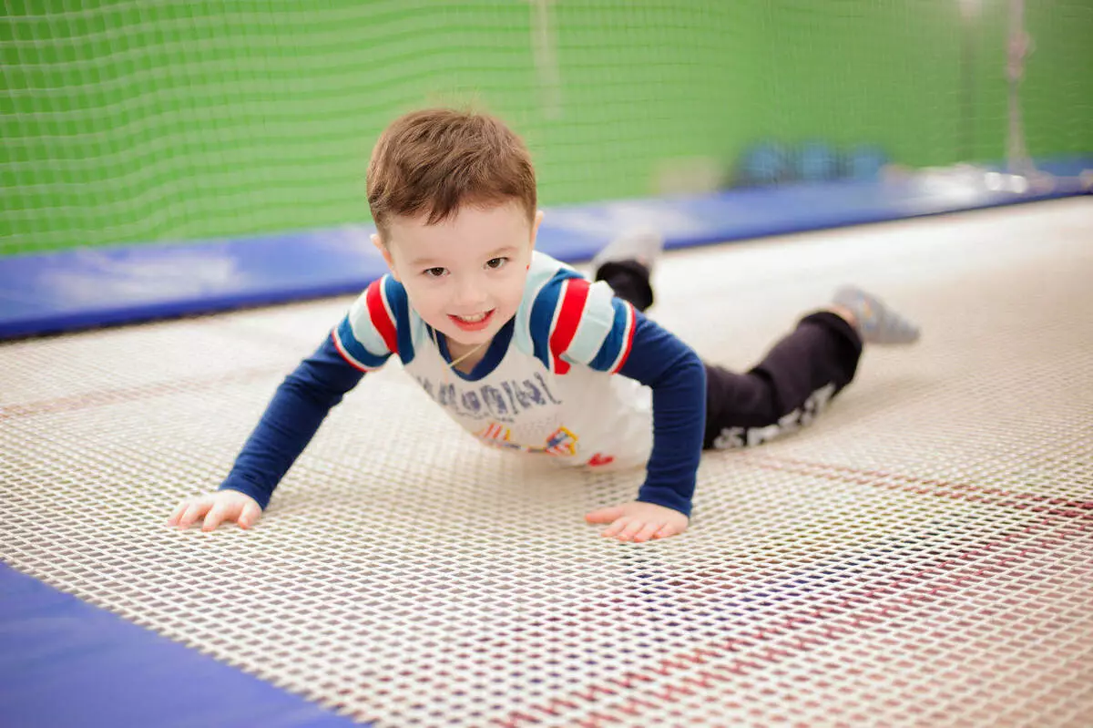 Foto 2 - kde k polštině skákání na trampolíně