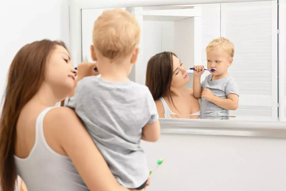 El niño corta los primeros dientes.