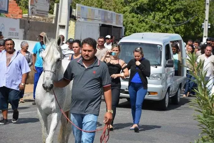 تصویر 5 - گھوڑے نے کہا کہ جنازہ میں مالک کو الوداع صرف دل کو پھٹ دیتا ہے