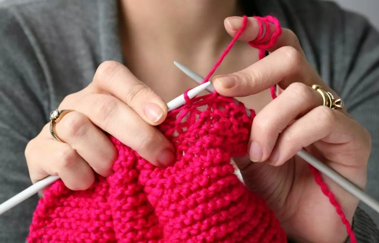 Mipango na maelezo ya Kompyuta: Jinsi ya kufunga sweta na sindano za knitting