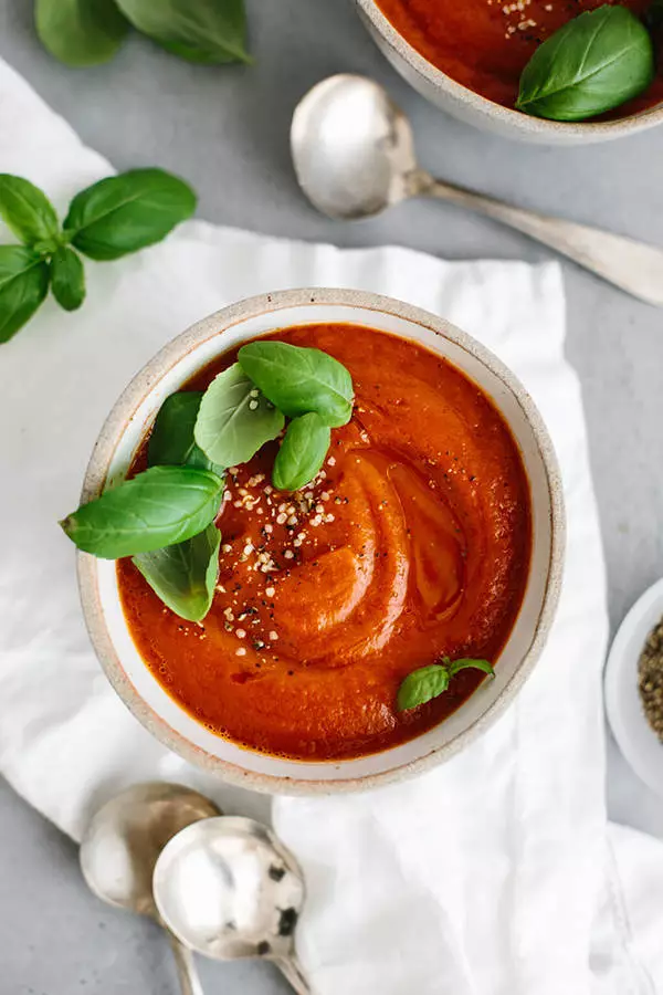 Pura di zuppa da peperoni dolci al forno con ricetta di pomodoro