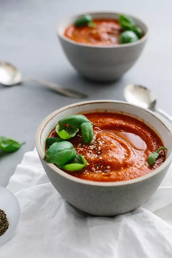 Pura di zuppa da peperoni dolci al forno con ricetta di pomodoro