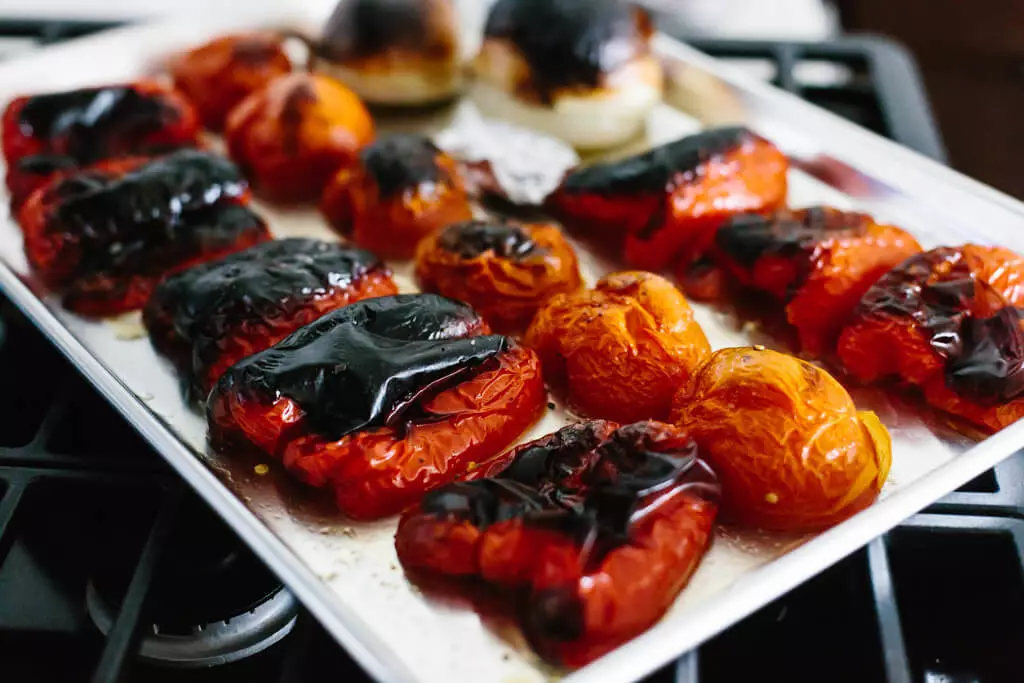 Pura di zuppa da peperoni dolci al forno con ricetta di pomodoro