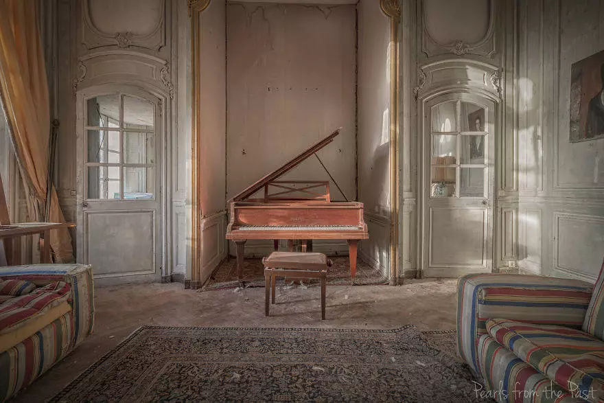 Castelo abandonado conxelado na aldea francesa