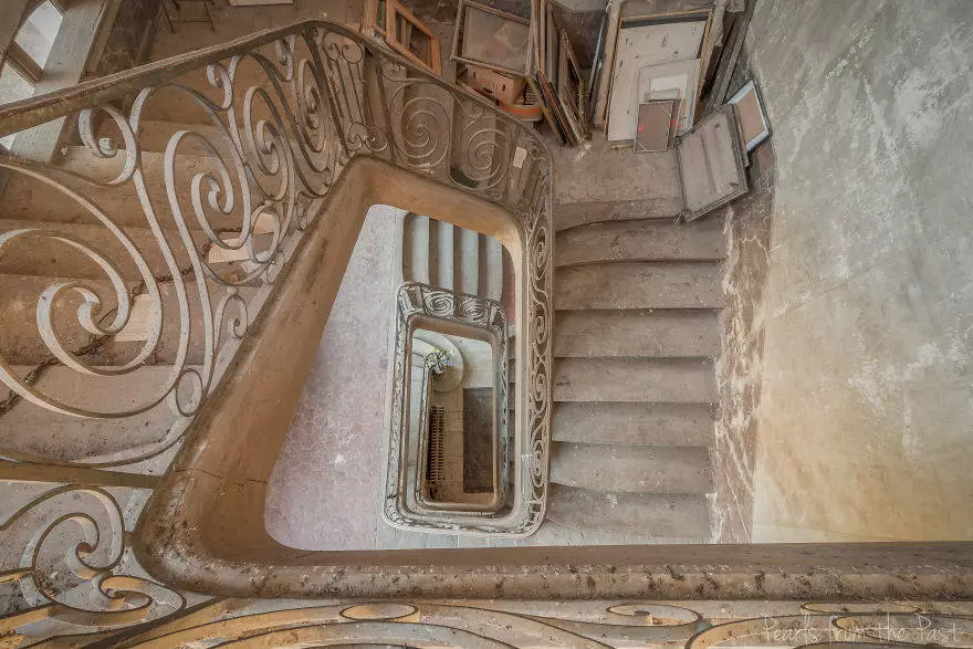 Castelo abandonado conxelado na aldea francesa