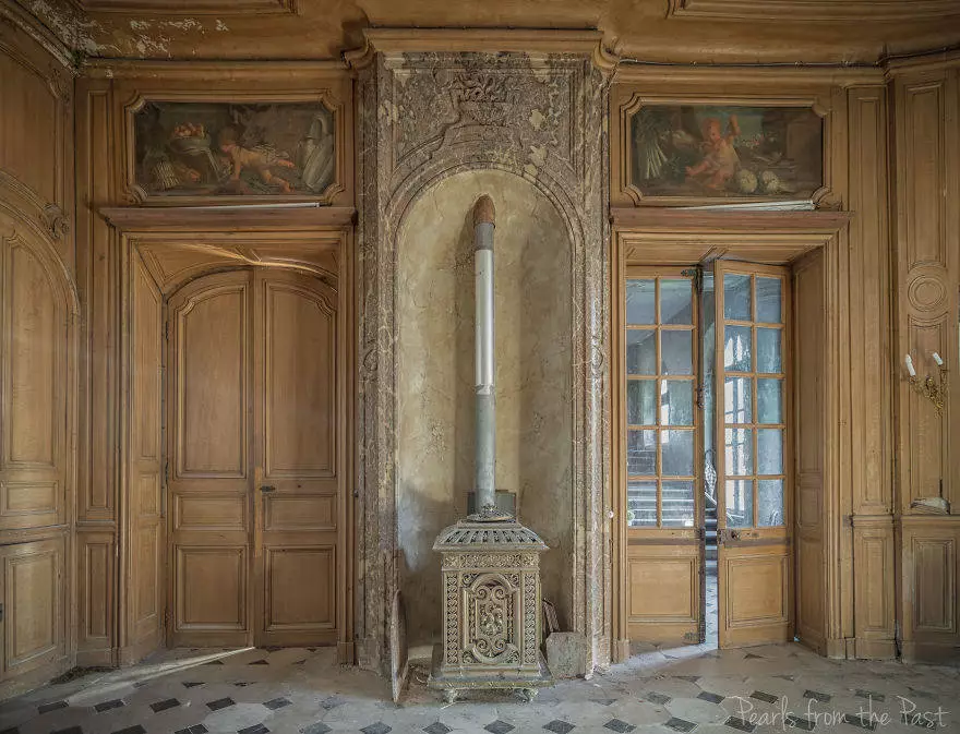 Castelo abandonado conxelado na aldea francesa