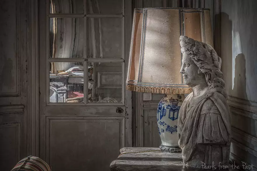 Castelo abandonado conxelado na aldea francesa