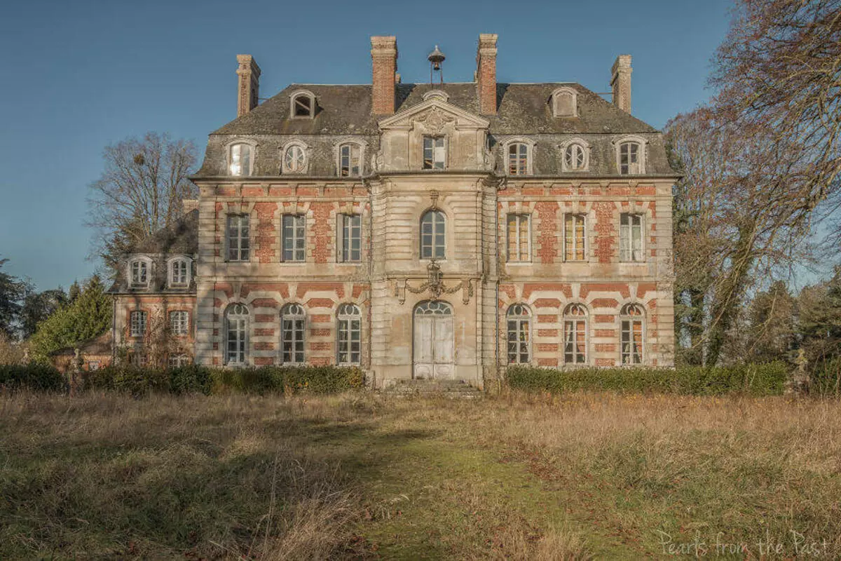 Verlassene Burg eingefroren im französischen Dorf