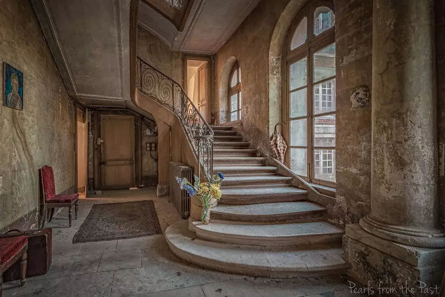 Castelo abandonado conxelado na aldea francesa