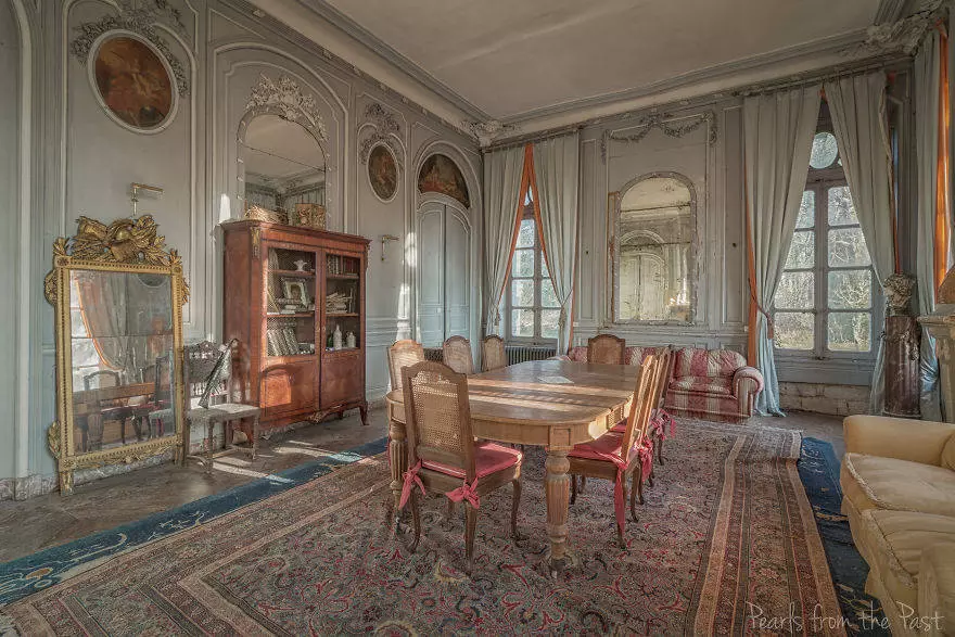 Castelo abandonado conxelado na aldea francesa