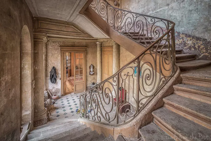 Castelo abandonado conxelado na aldea francesa