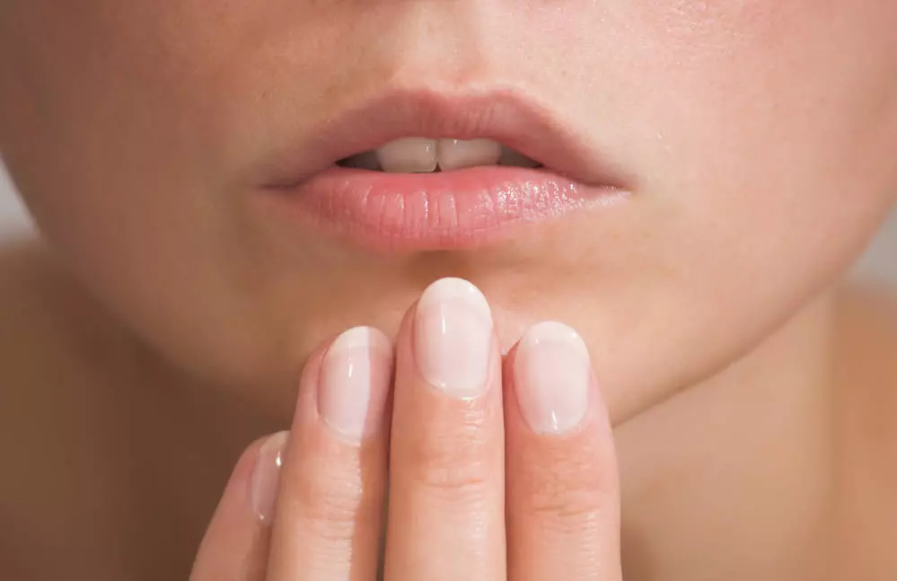 Stimulate the nerve endings on the lips when stress