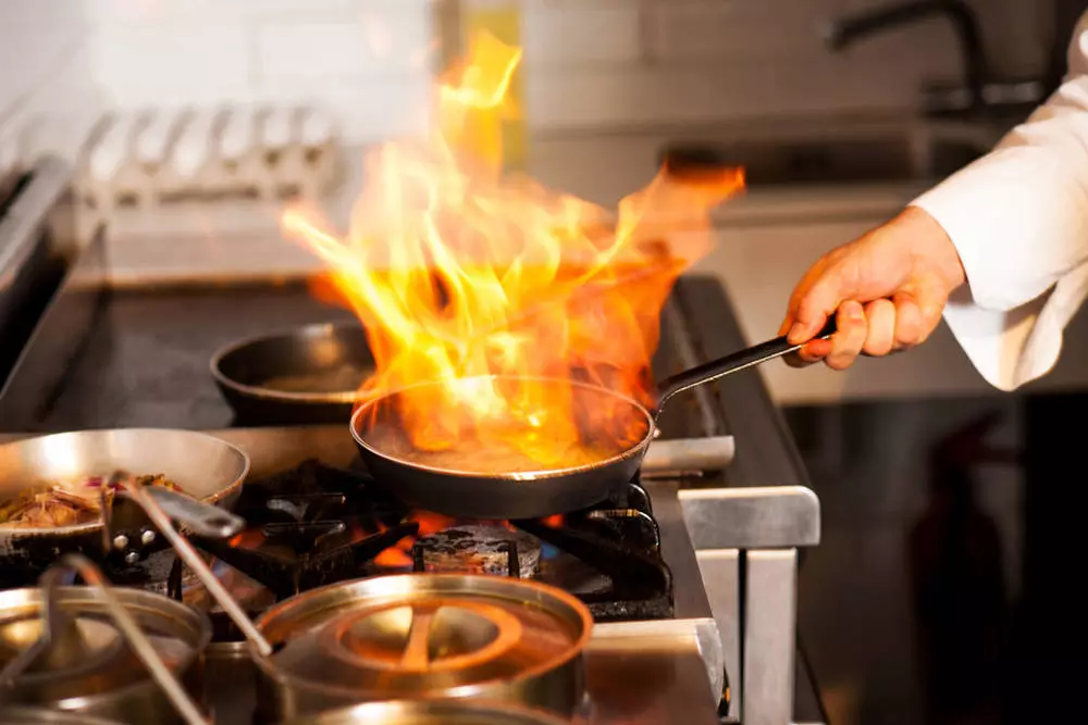 Como evitar o fogo em uma frigideira com sal