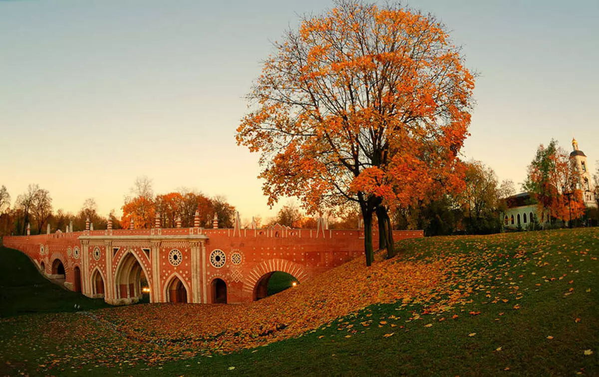 Tsaritsyno Park í haust fyrir gangandi