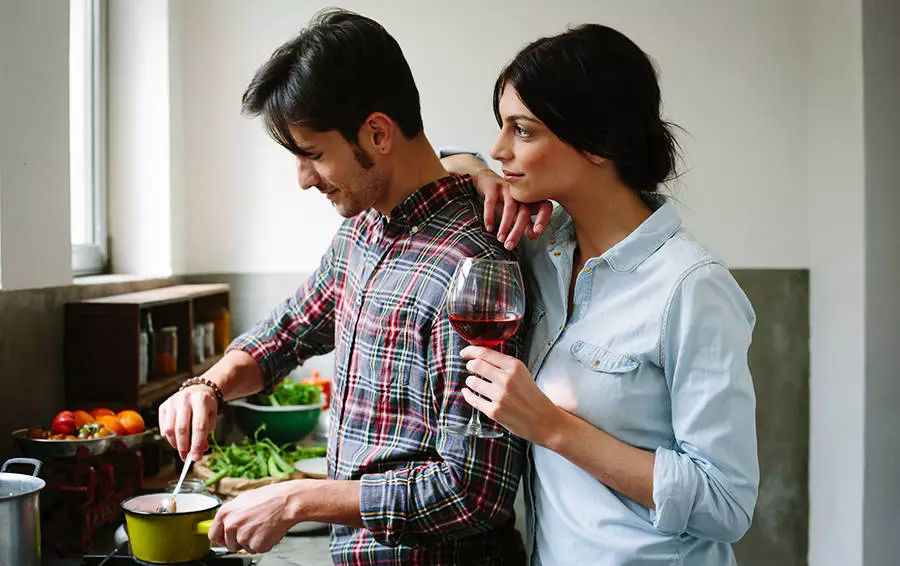 Casal amoroso está se preparando na cozinha