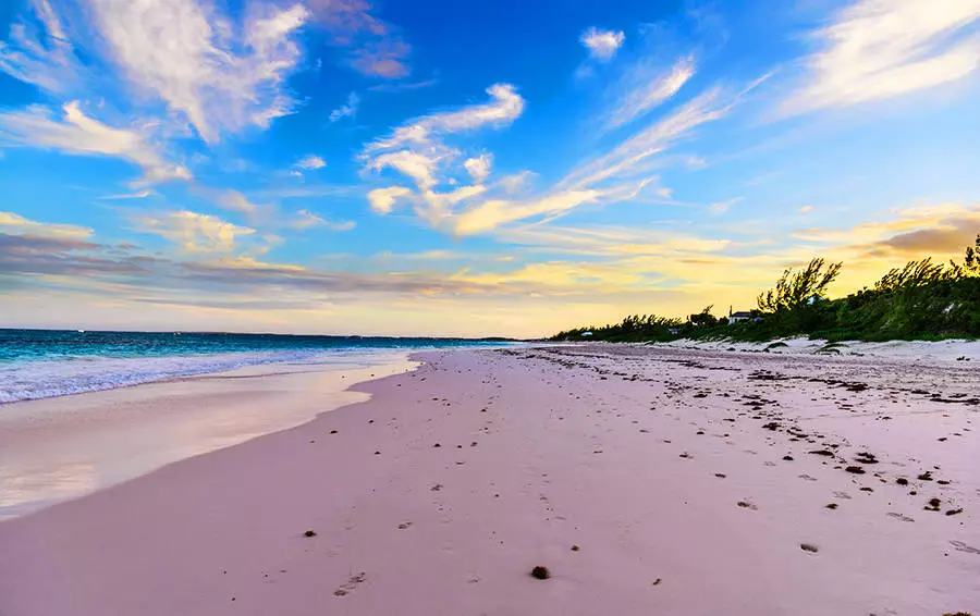 Xeebta midabka leh ee bahamas ee madadaalada