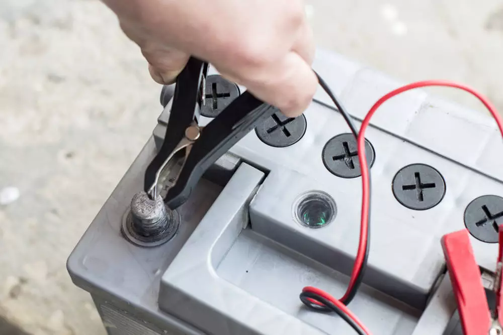 Comment charger une batterie de voiture