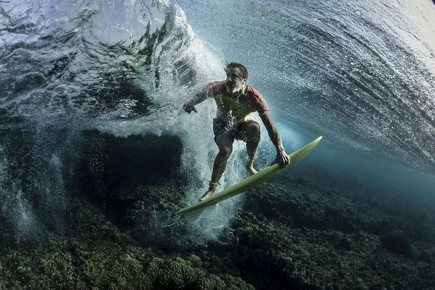 Surfeur sous la vague