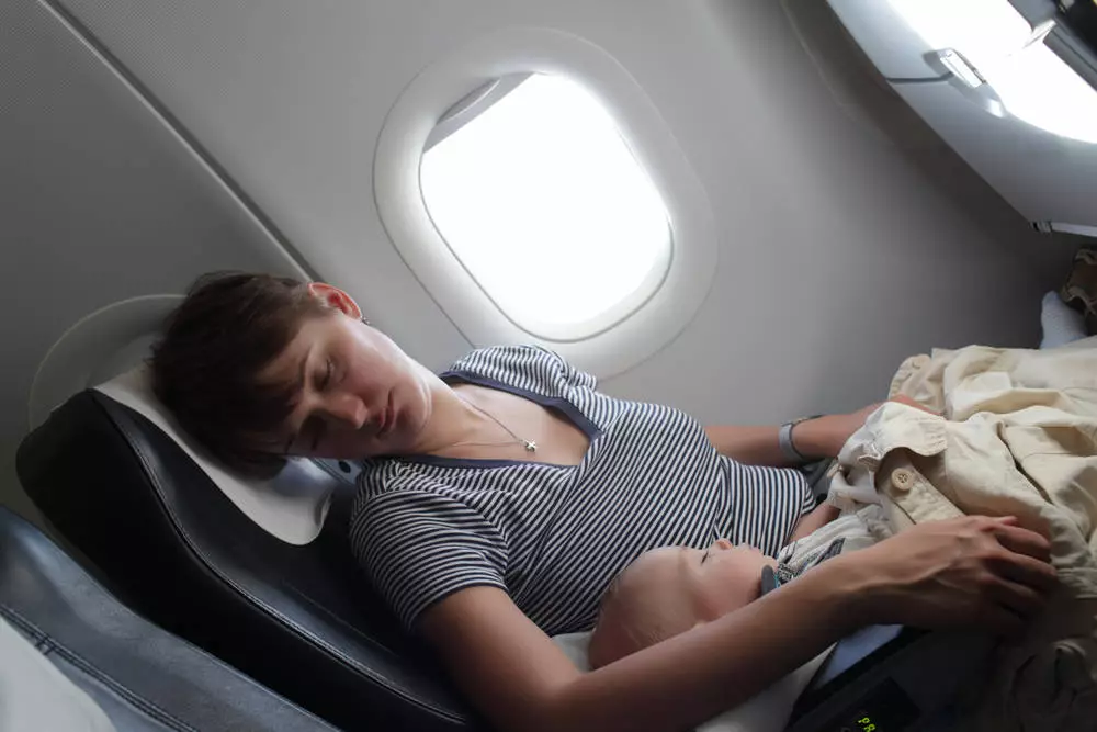 Mama cu copilul dormit în avion