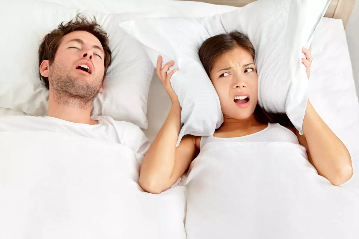 કેવી રીતે માણસ snoring છુટકારો મેળવવા માટે