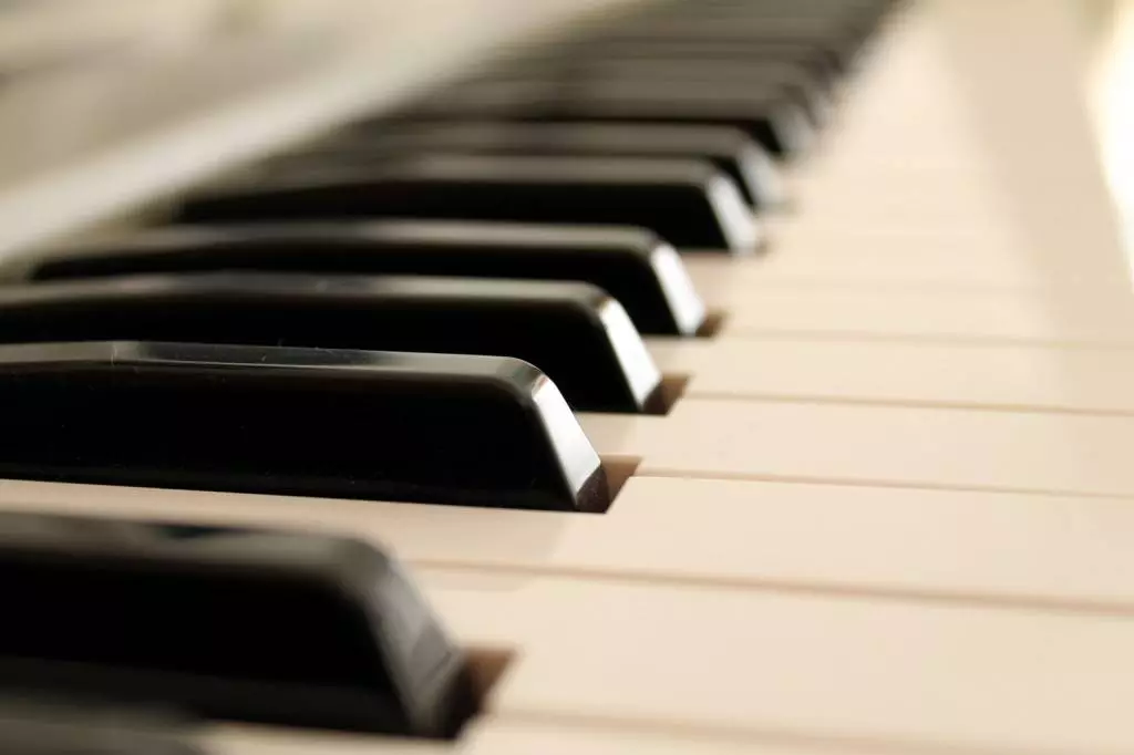 How to learn to play piano