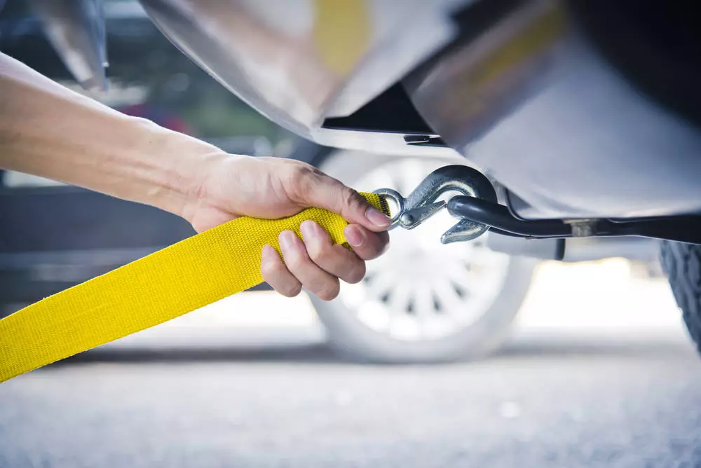 Bezwzględny parking: Jak nagle nie stać się ofiarą ciężarówek holowniczych w mieście?