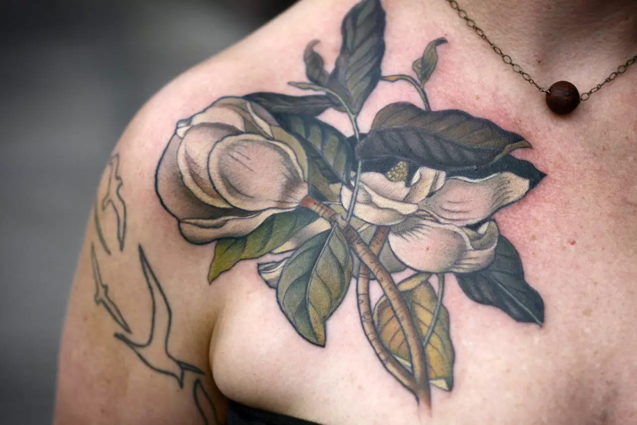 Du vil være glad: 10 Tattoo Masters, der slog en tatovering med en blomsterprint